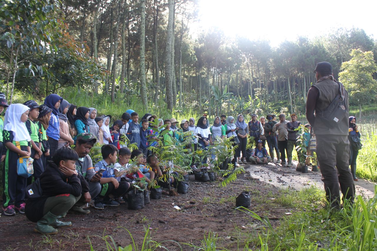 Sedekah Bumi: Menanam Pohon, Menyemai Keceriaan [Foto] – Walungan