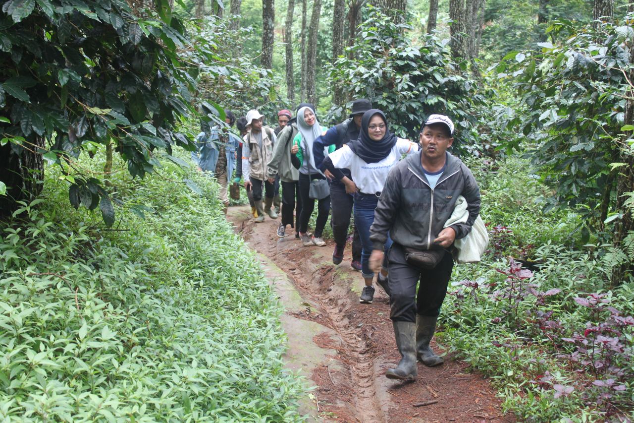 Sedekah Bumi: Menanam Pohon, Menyemai Keceriaan [Foto] – Walungan